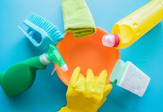 cleaning bathroom tools